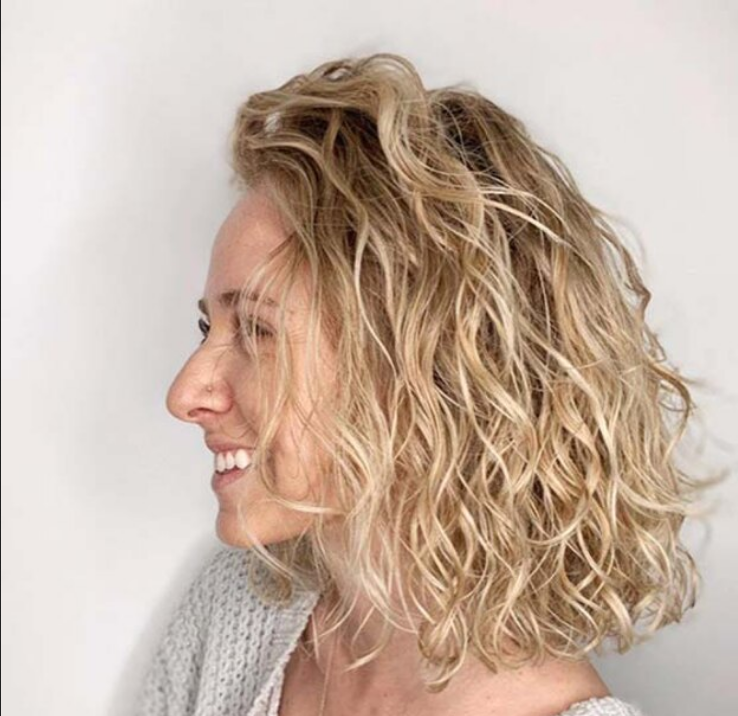 17 مدل کوتاهی موی فر برای خانم‌هایی که موهای فرفری جذاب دارند؛ فرفری‌ها ...